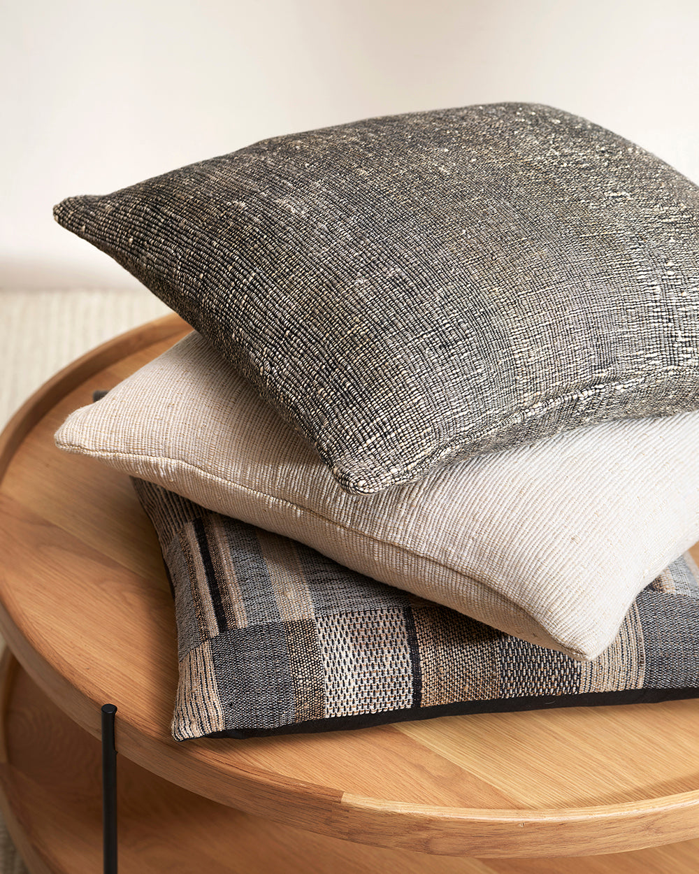 Magnus Cushion White - Artifex
